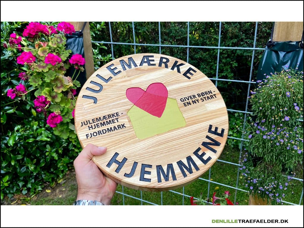 Et skilt til Julemærke Hjemmene - Den Lille Træfælder Signworks
