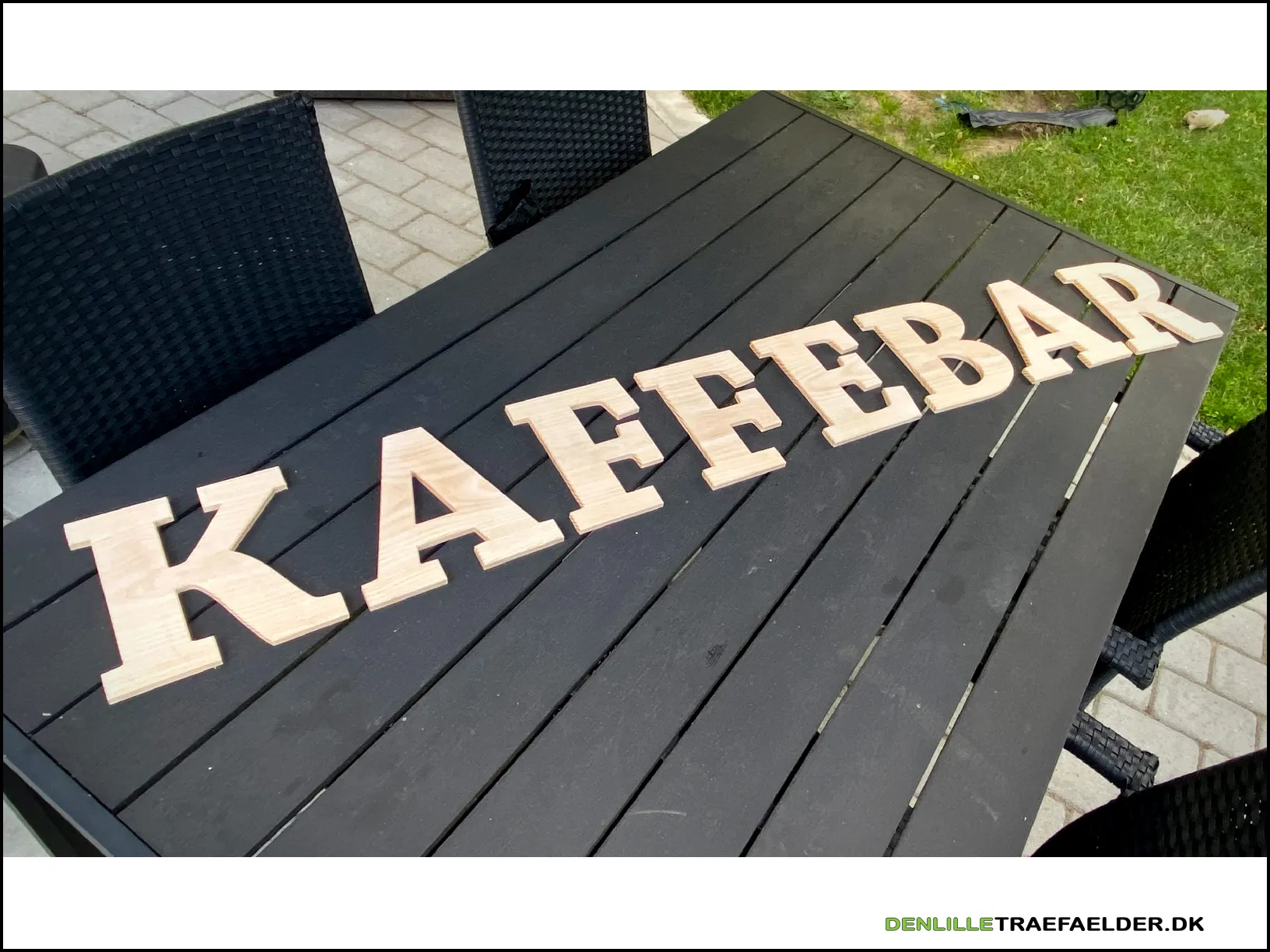 Kaffebar skilt i fritstående bogstaver - Den Lille Træfælder Signworks